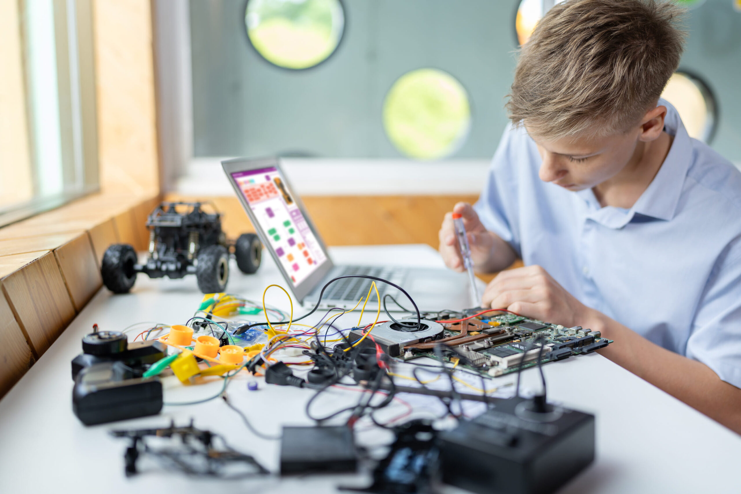 Instruct Uitgeverij x dé codeerschool - dé codeerschool